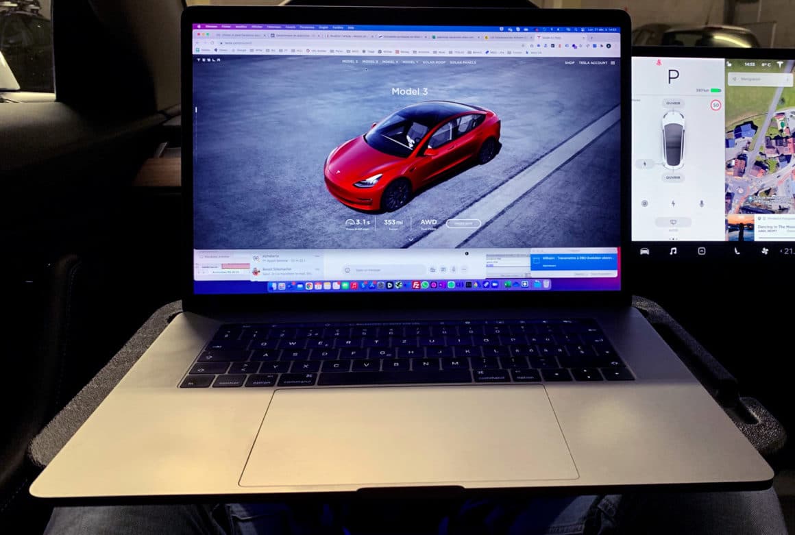 Travailler dans sa Tesla grâce à un support pour laptop - Tesliens.com